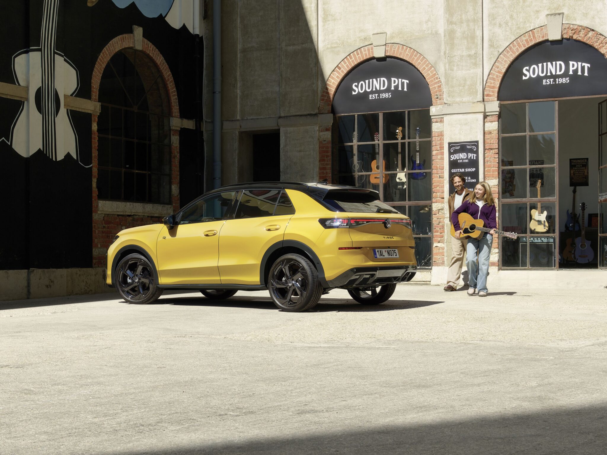 „Auto Rocku“ je tu: Volkswagen T-Roc přijíždí ve stylu rockové legendy ...